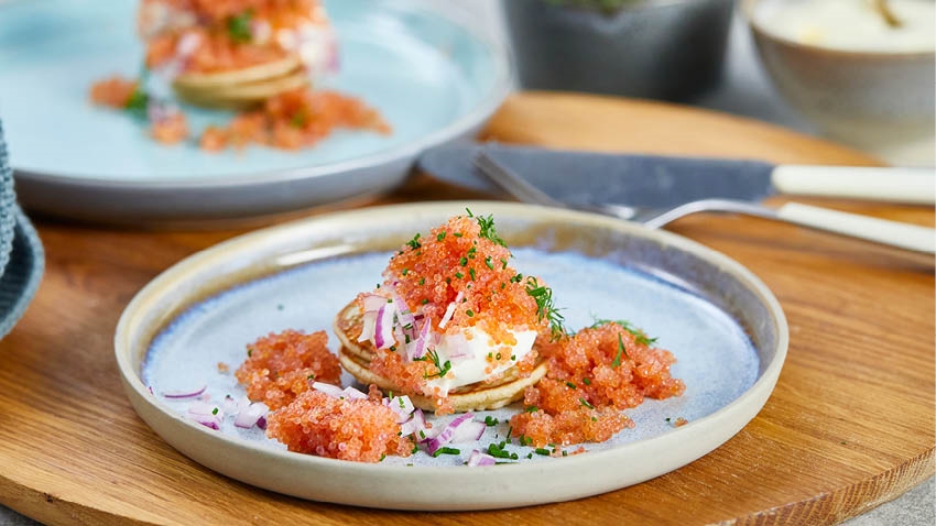 Blinis med stenbiderrogn, creme fraiche og rødløg | Se opskrift her!