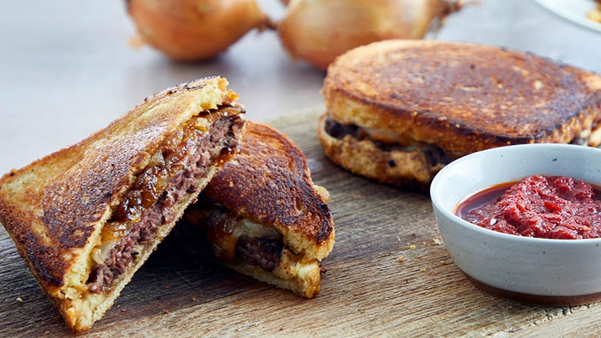 Cowboytoast | Med bløde løg og hakkebøf | Se opskriften her!