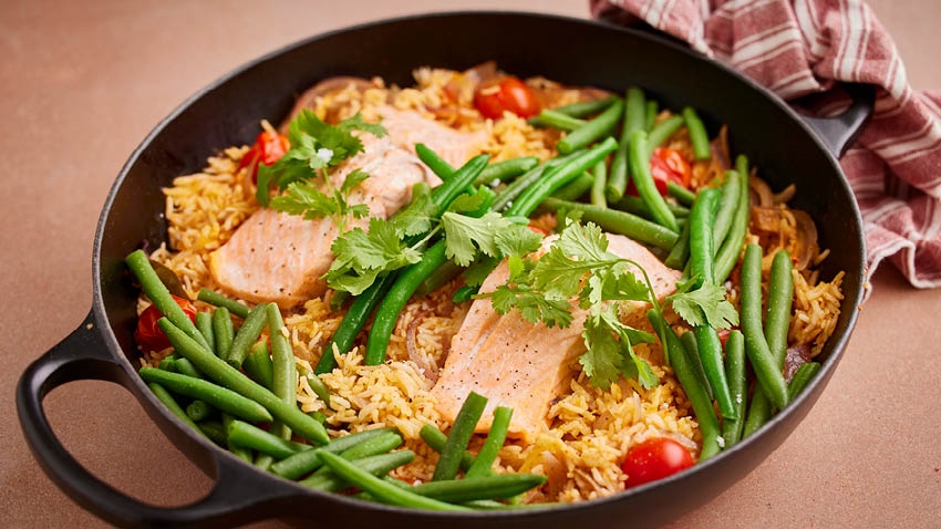 Rød karry med laks og ris | Samlet i ét fad | Se opskriften her!