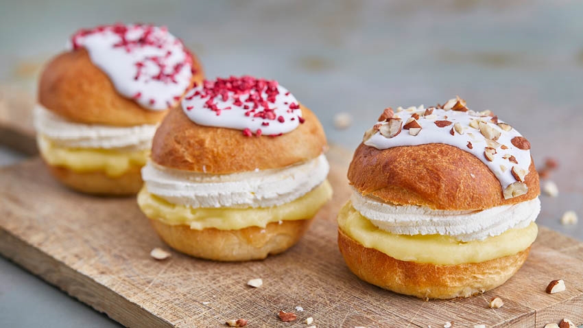 Luftige fastelavnsboller med creme og flødeskum | Se opskrift her