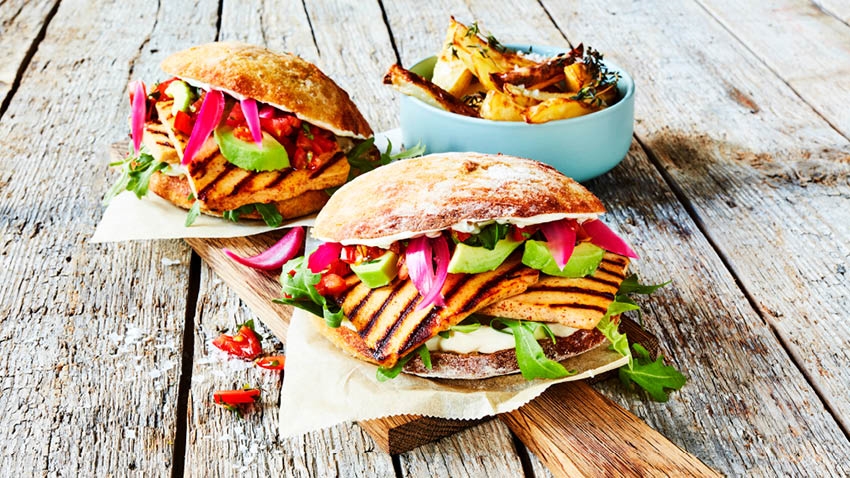 Grillost burger med valnøddefritter | Vegetar | Se opskriften her!