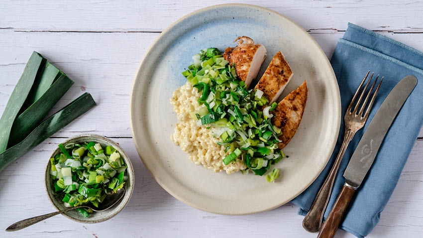 Kylling med cremet perlebyg og dampede estragon-porrer | Se opskrift!