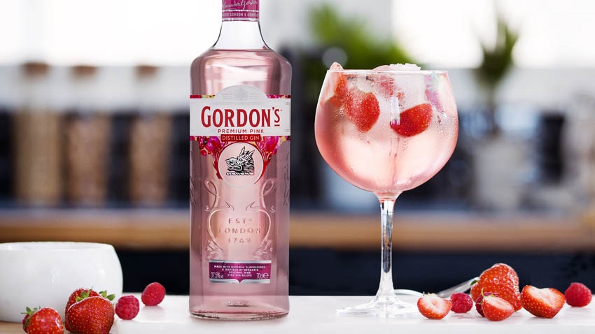 Pink Gin & tonic opskrift | Drinksopskrifter med gin | nemlig.com