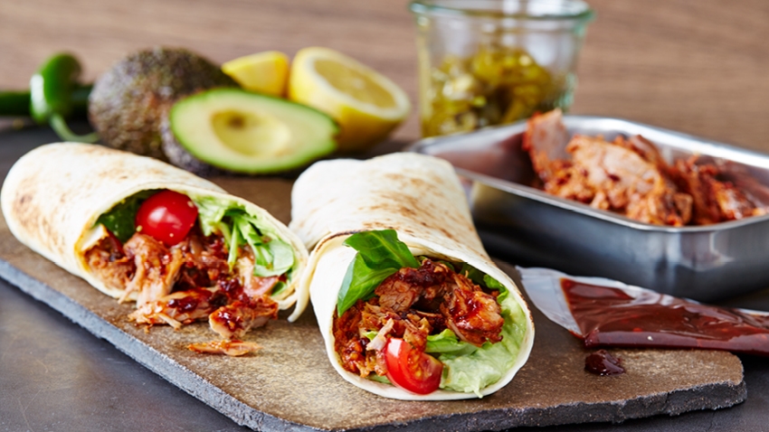 Pulled pork wrap opskrift - hurtig og nem aftensmad | nemlig.com