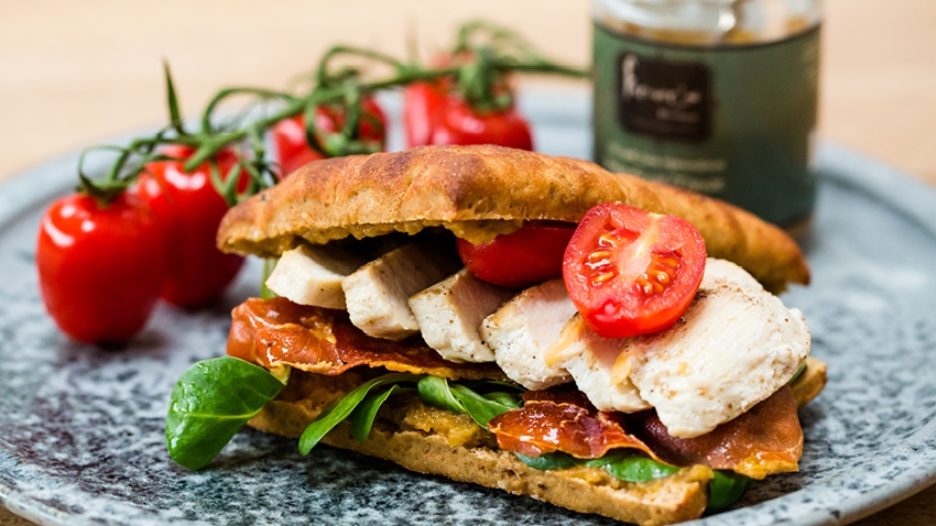 Sandwich med kylling, skinke, hummus og grønt | Se Opskrift>>